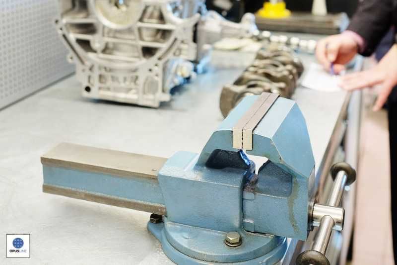 Quels types d'établis existent avec un étau ? | OpusLine France